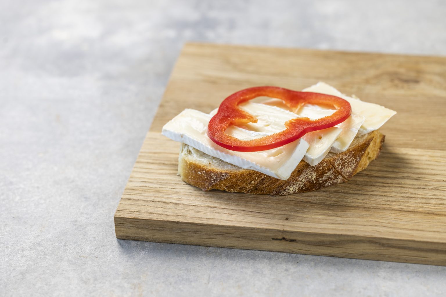 Brieost med rød peber på franskbrød – god appetit - flotte madder